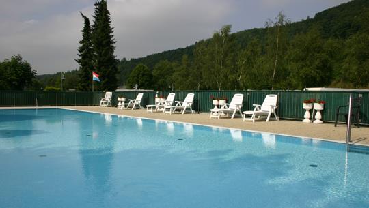 Verwarmd openluchtzwembad op Camping Clervaux